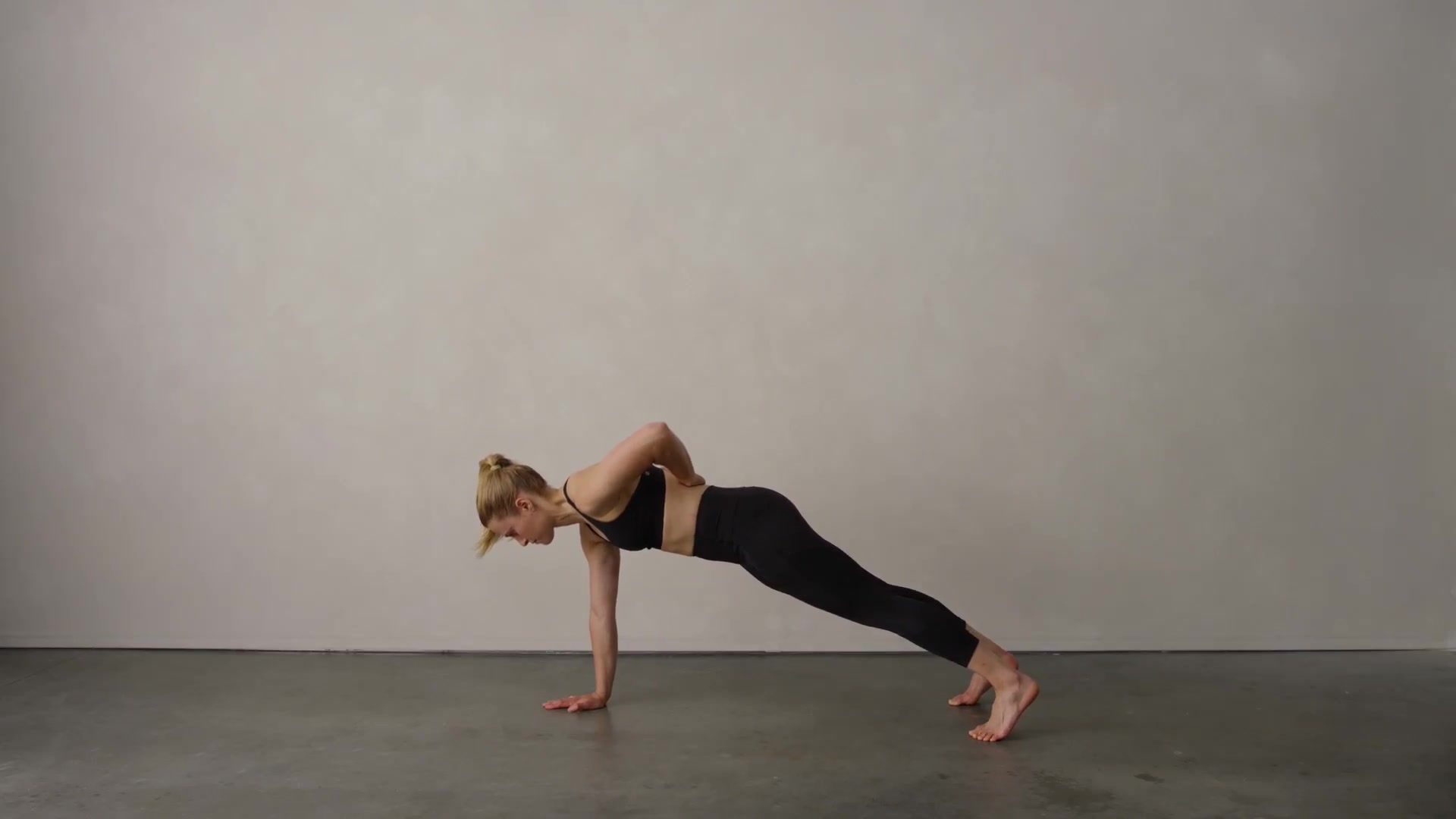 Single Arm Plank - Video, Instructions & Variations